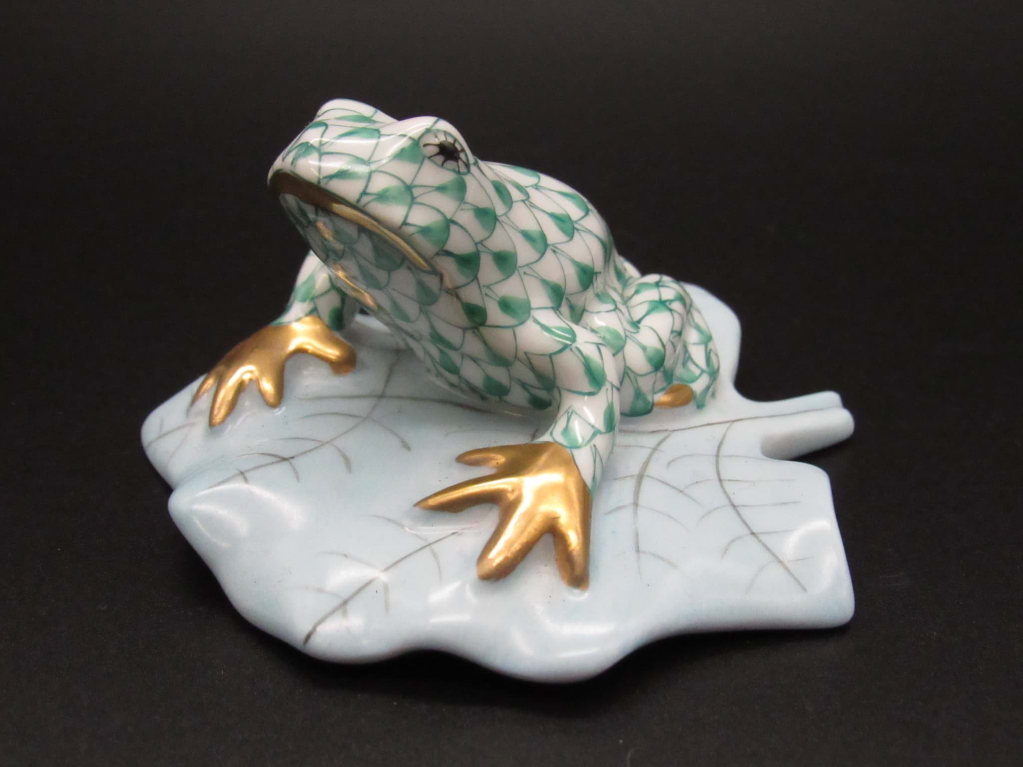 Porzellanfigur Herend Frosch auf einem Seerosenblatt, grün, Fischnetz ... Porzellanfigur Herend Frosch auf einem Seerosenblatt, grün, Fischnetz ...