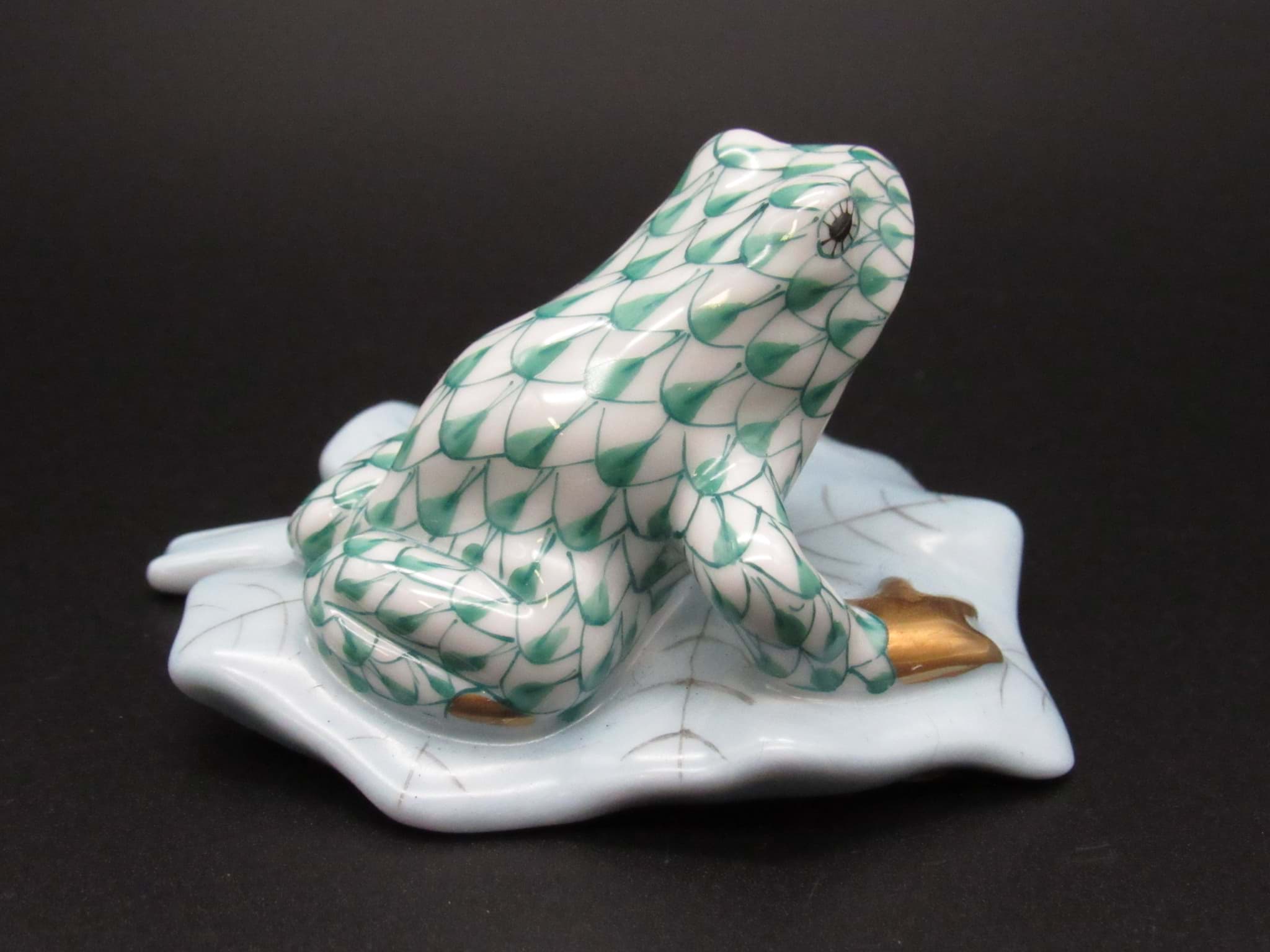 Porzellanfigur Herend Frosch auf einem Seerosenblatt, grün, Fischnetz ... Porzellanfigur Herend Frosch auf einem Seerosenblatt, grün, Fischnetz ...
